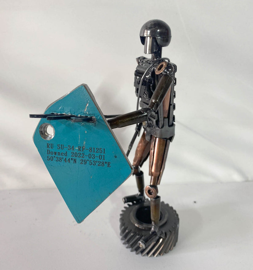 Ukrainischer Soldat hält Tryzub mit aufgespießtem Stück von Orks SU-34 ...