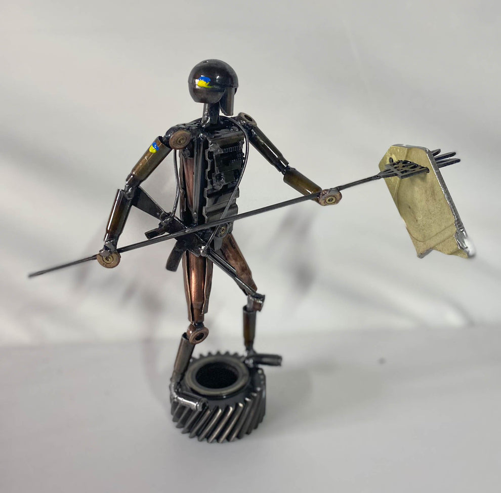 Ukrainischer Soldat hält Tryzub mit aufgespießtem Stück von Orks SU-34 ...