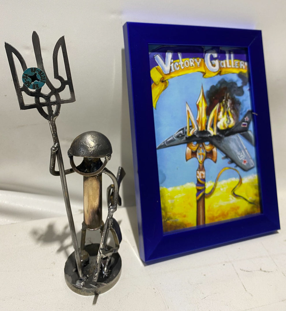 Mini-Soldat hält Tryzub mit aufgespießter Schraube von abgeschossenem ...